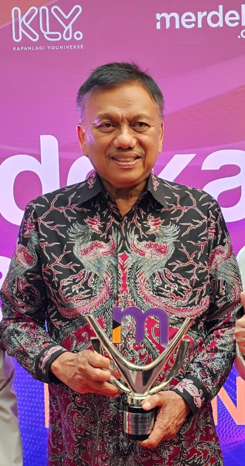 Program ‘Marijo Ba Kobong’ Diakui Nasional, Olly Dondokambey Terima Penghargaan Merdeka Award ...
